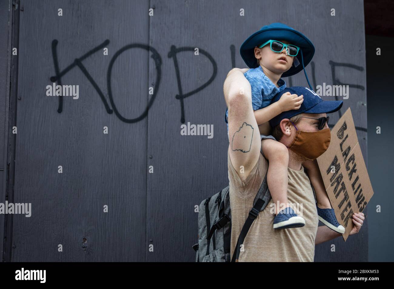 Columbus, United States. 05th June, 2020. A child sits on his dads ...