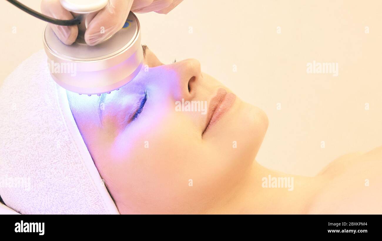 Light infrared therapy. Cosmetology head procedure. Beauty woman face ...