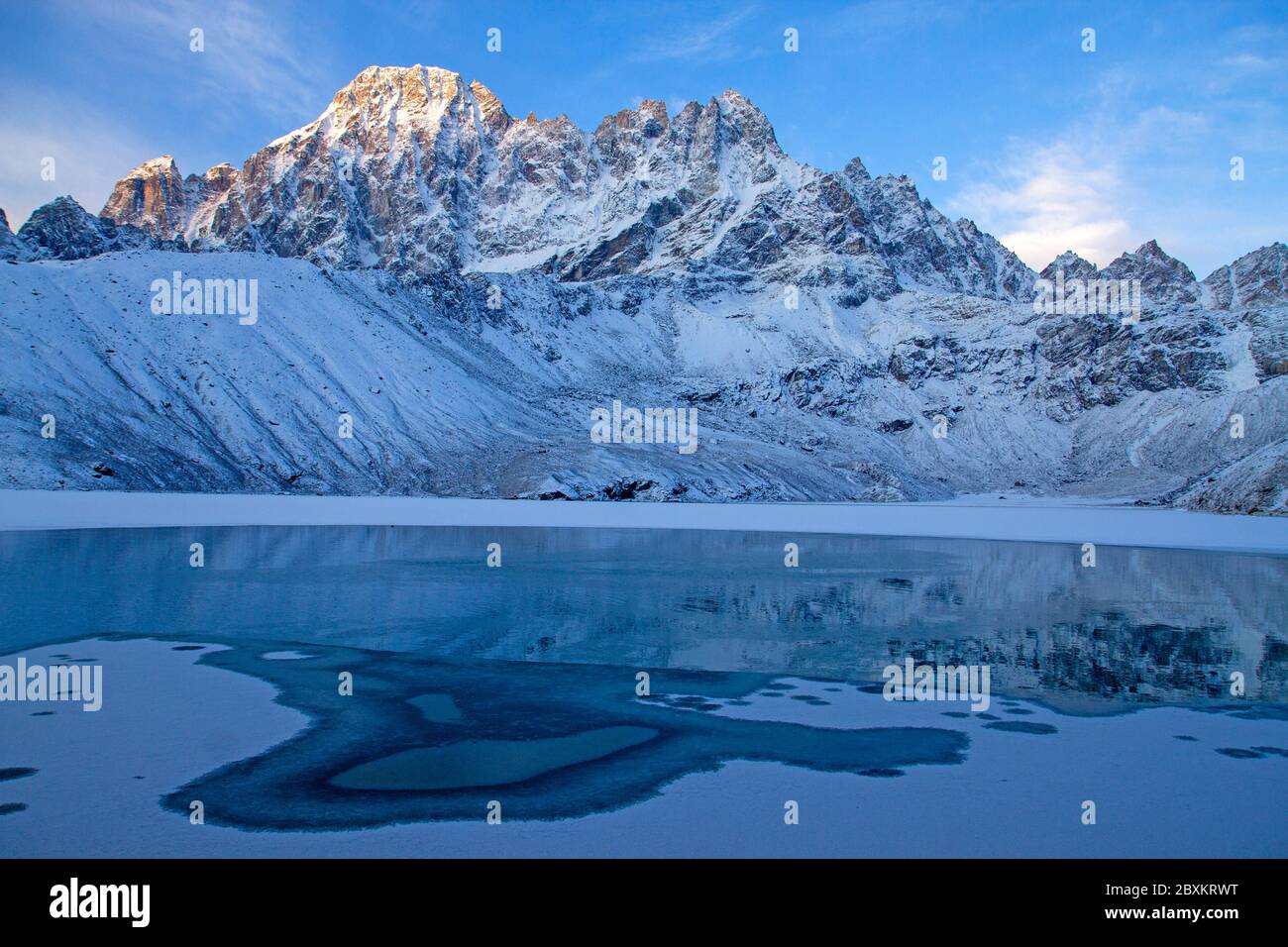 Gokyo trail hi-res stock photography and images - Alamy