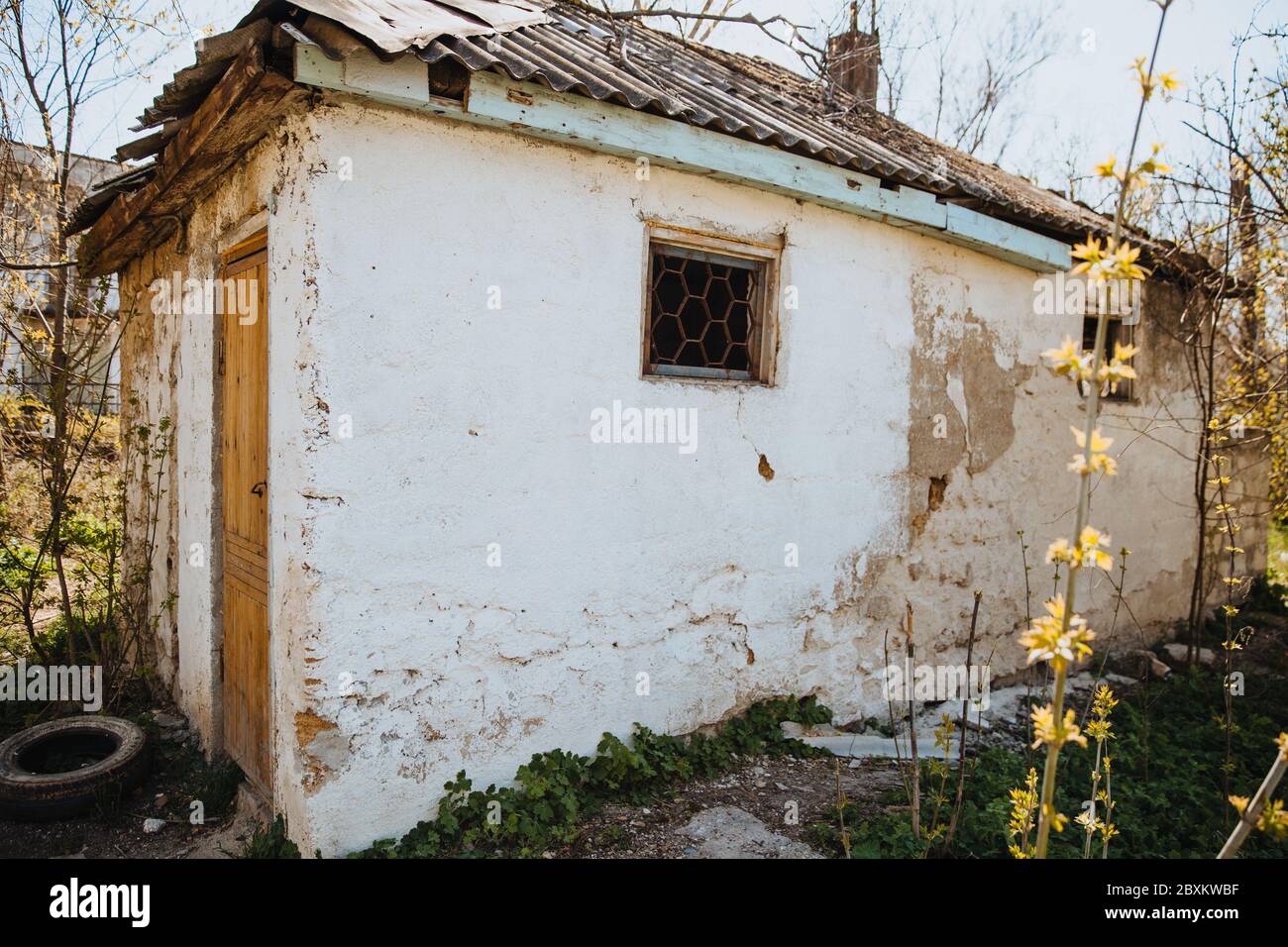 An old run down, weather beaten house that is in need of repair ...