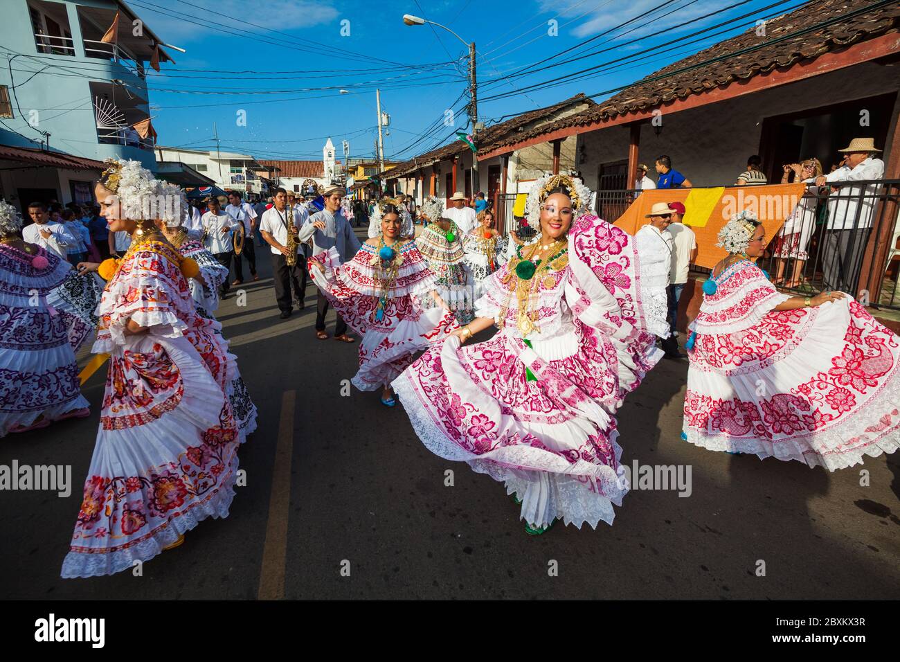 Women in polleras during the annual event "El desfile de las mil ...