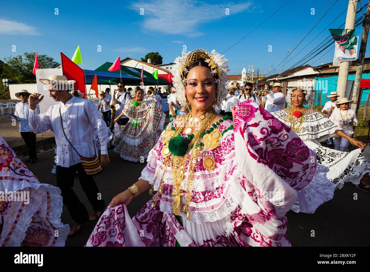 Panamanian dress pollera hi-res stock photography and images - Alamy