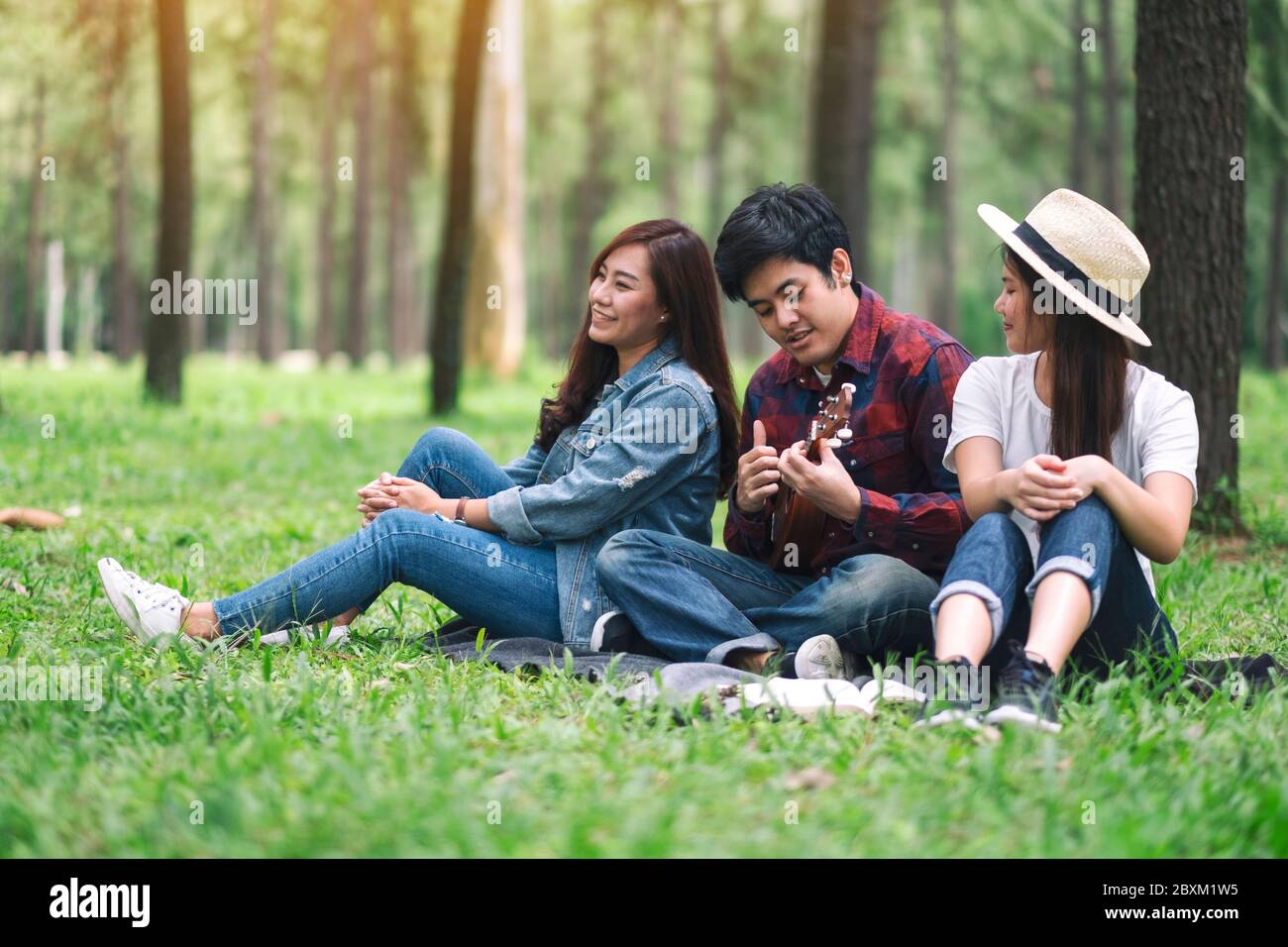 Ukulele group hi-res stock photography and images - Alamy