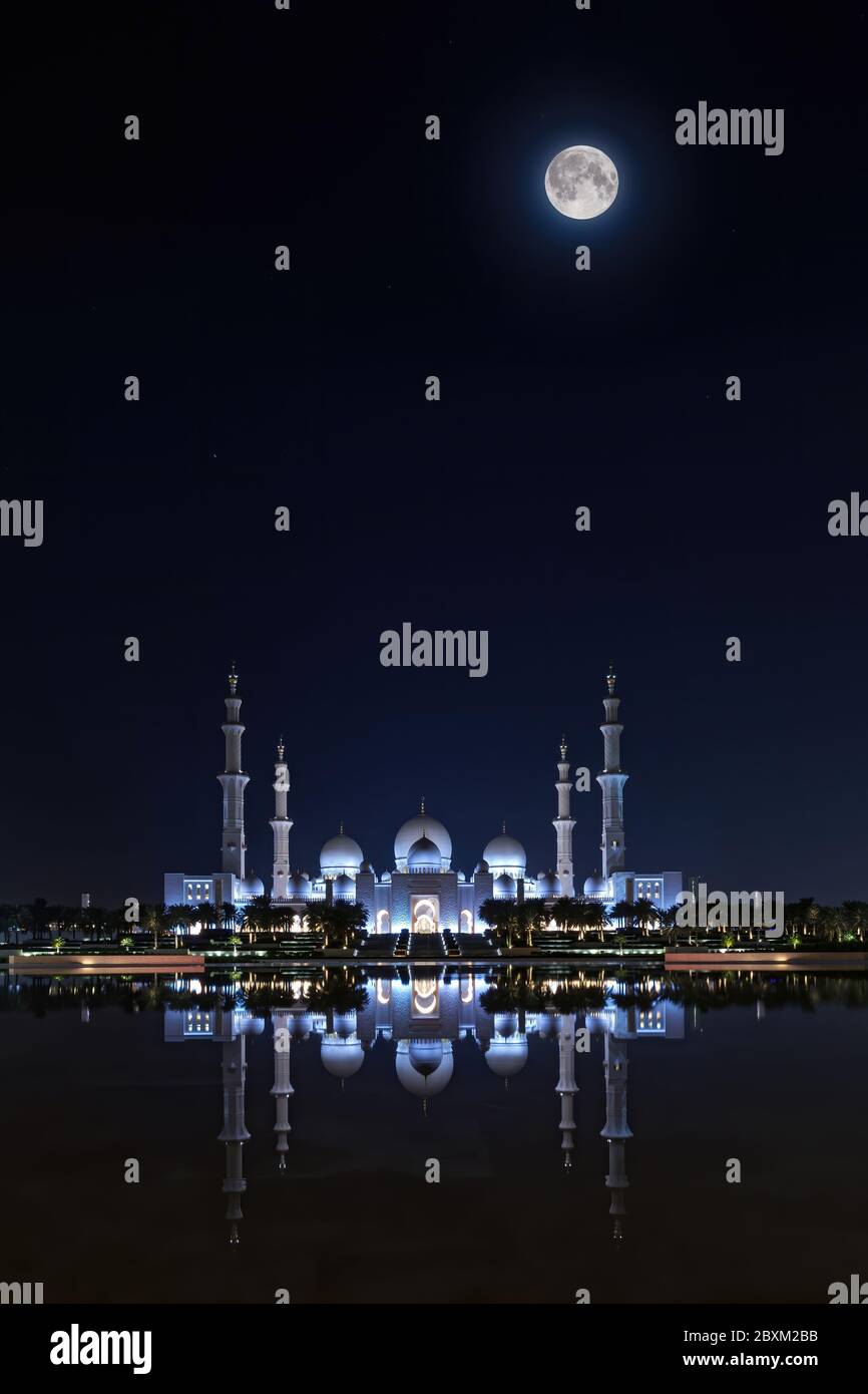 Sheikh Zayed Grand Mosque illuminated at full moon night Stock Photo ...
