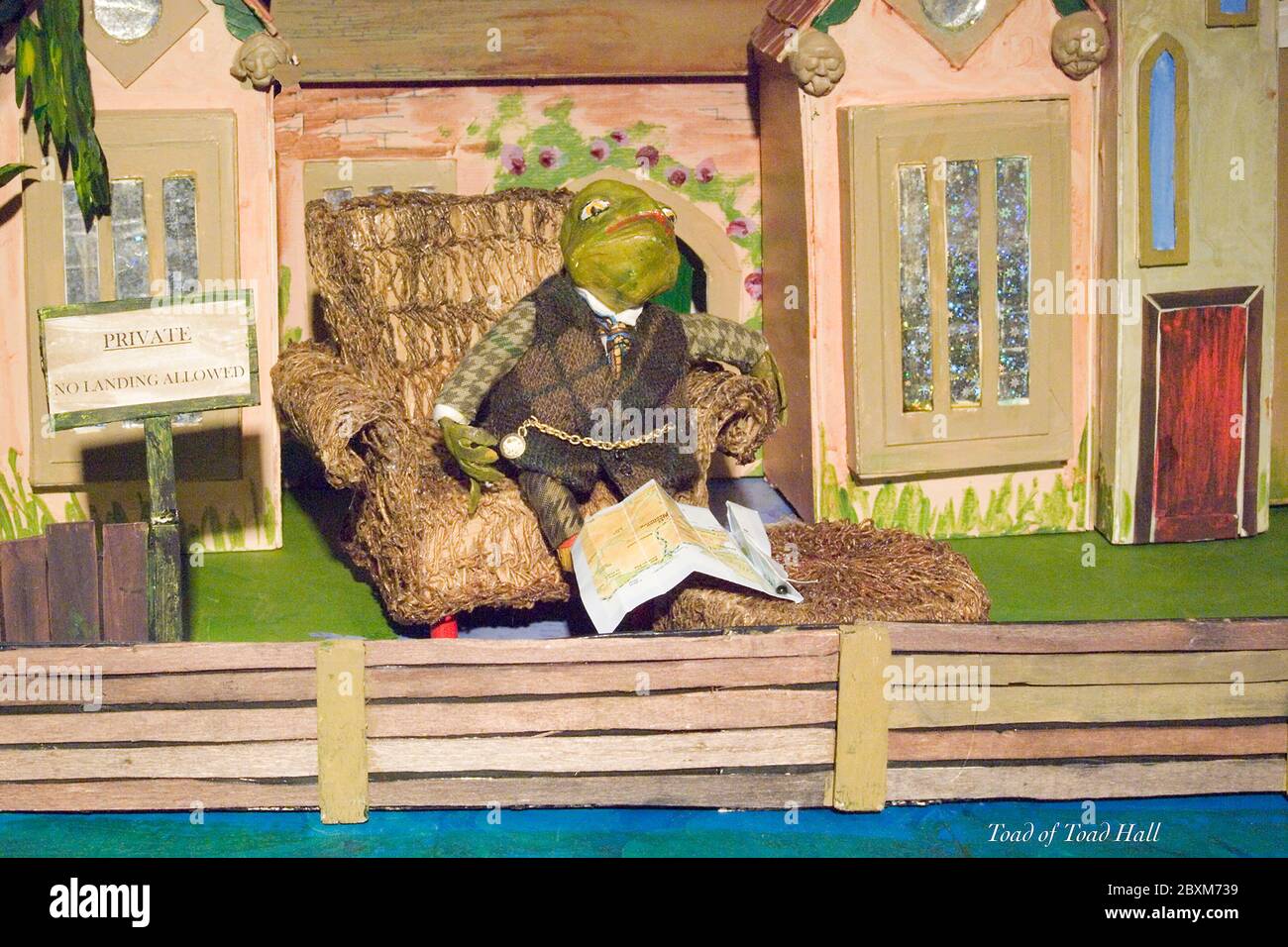 Wind in the willows toad hi-res stock photography and images - Alamy