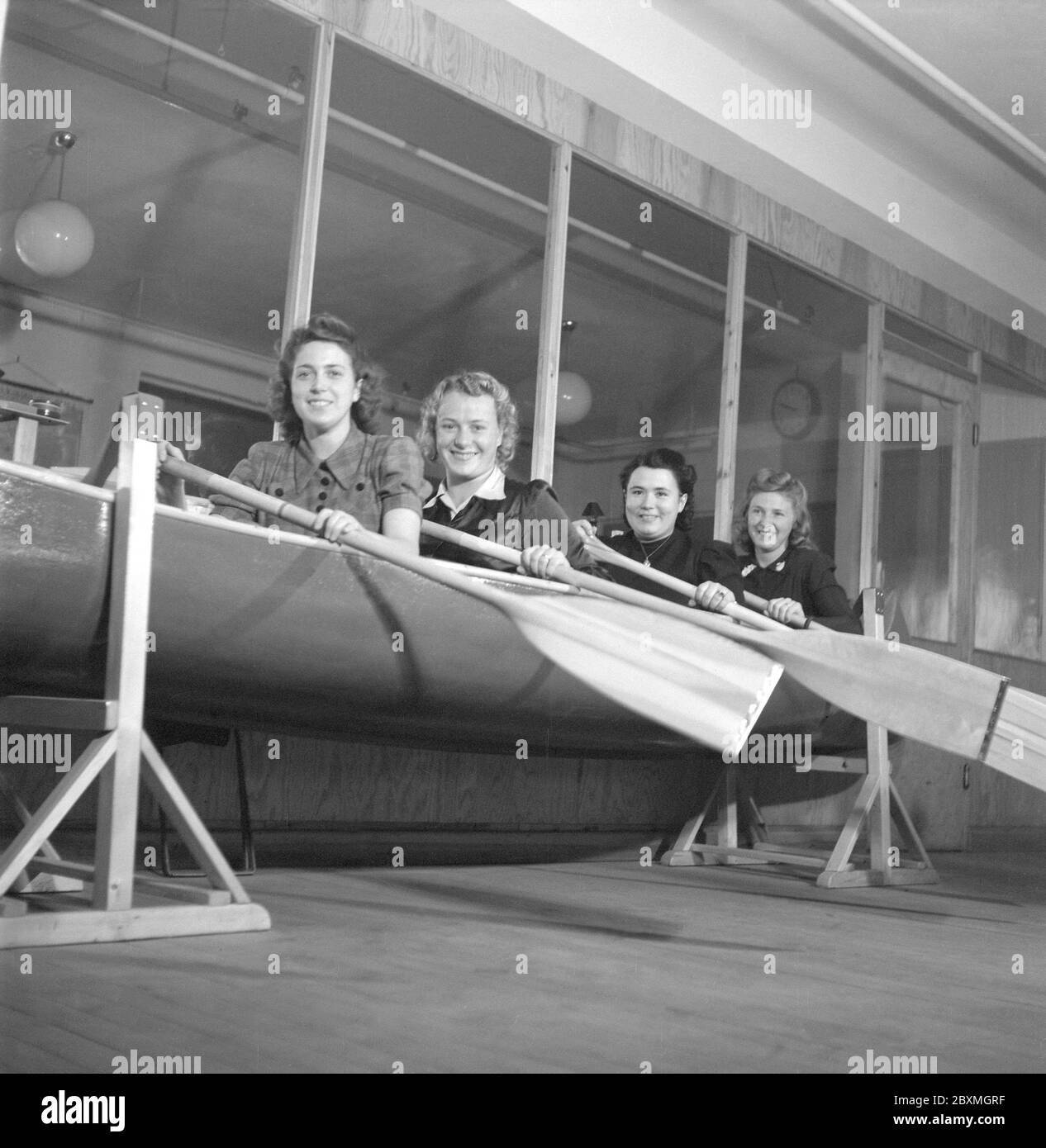 1940s factory girls hi-res stock photography and images - Alamy