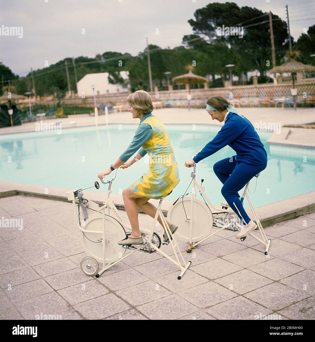 Two women 1960s fashion mini hi-res stock photography and images - Alamy