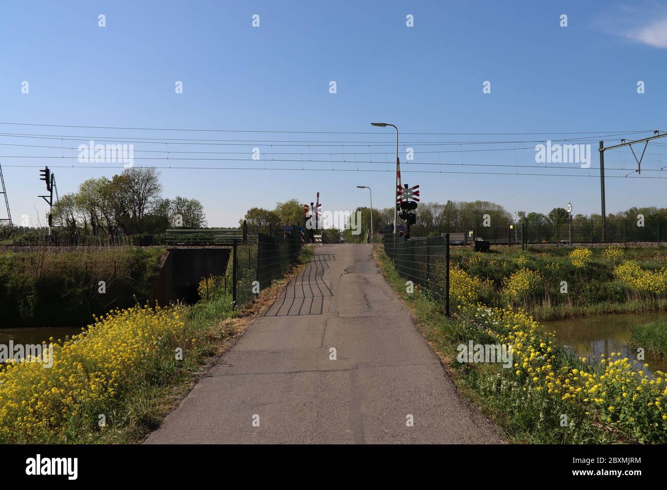 Double track railway crossing hi-res stock photography and images - Alamy