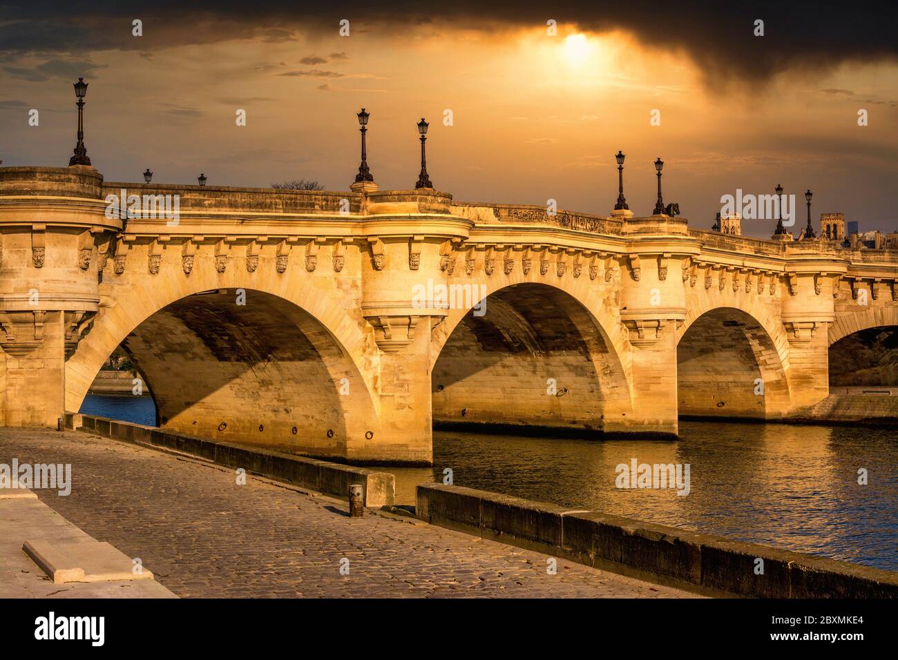 Seine waterfront hi-res stock photography and images - Alamy