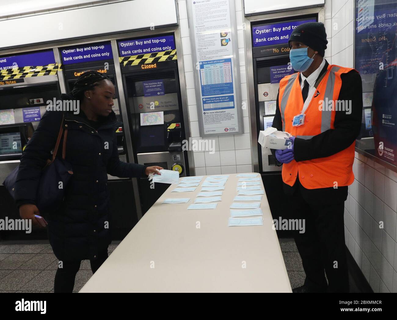 South london hands out face masks hi-res stock photography and images ...