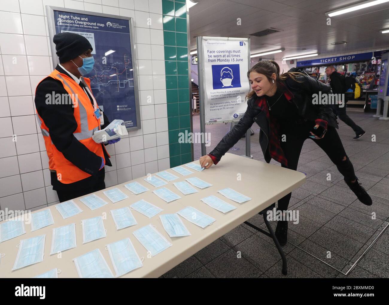 South london hands out face masks hi-res stock photography and images ...