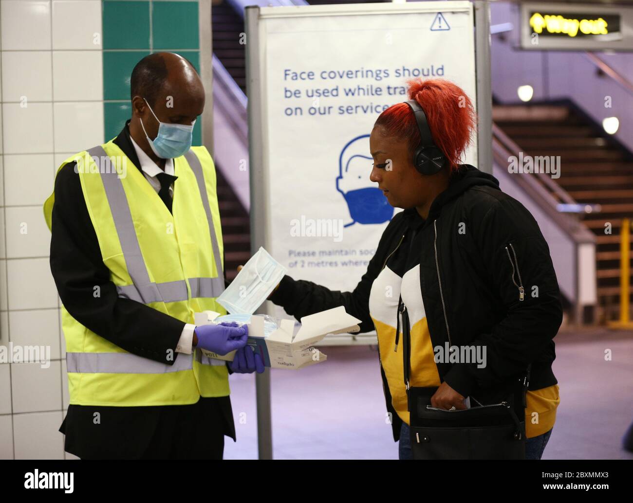 South london hands out face masks hi-res stock photography and images ...