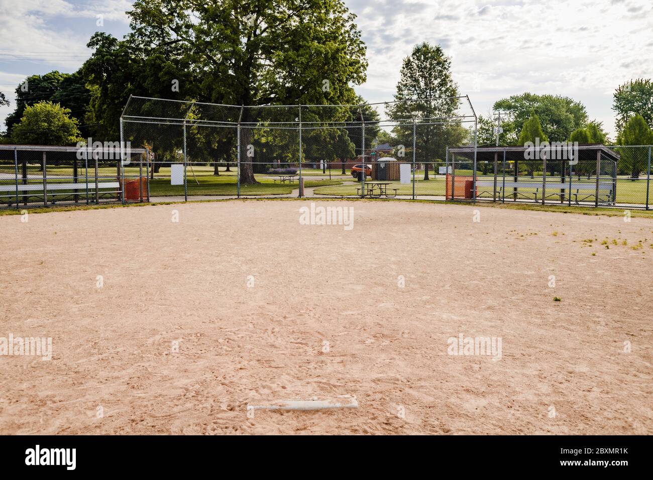 Youth baseball home plate hi-res stock photography and images - Alamy