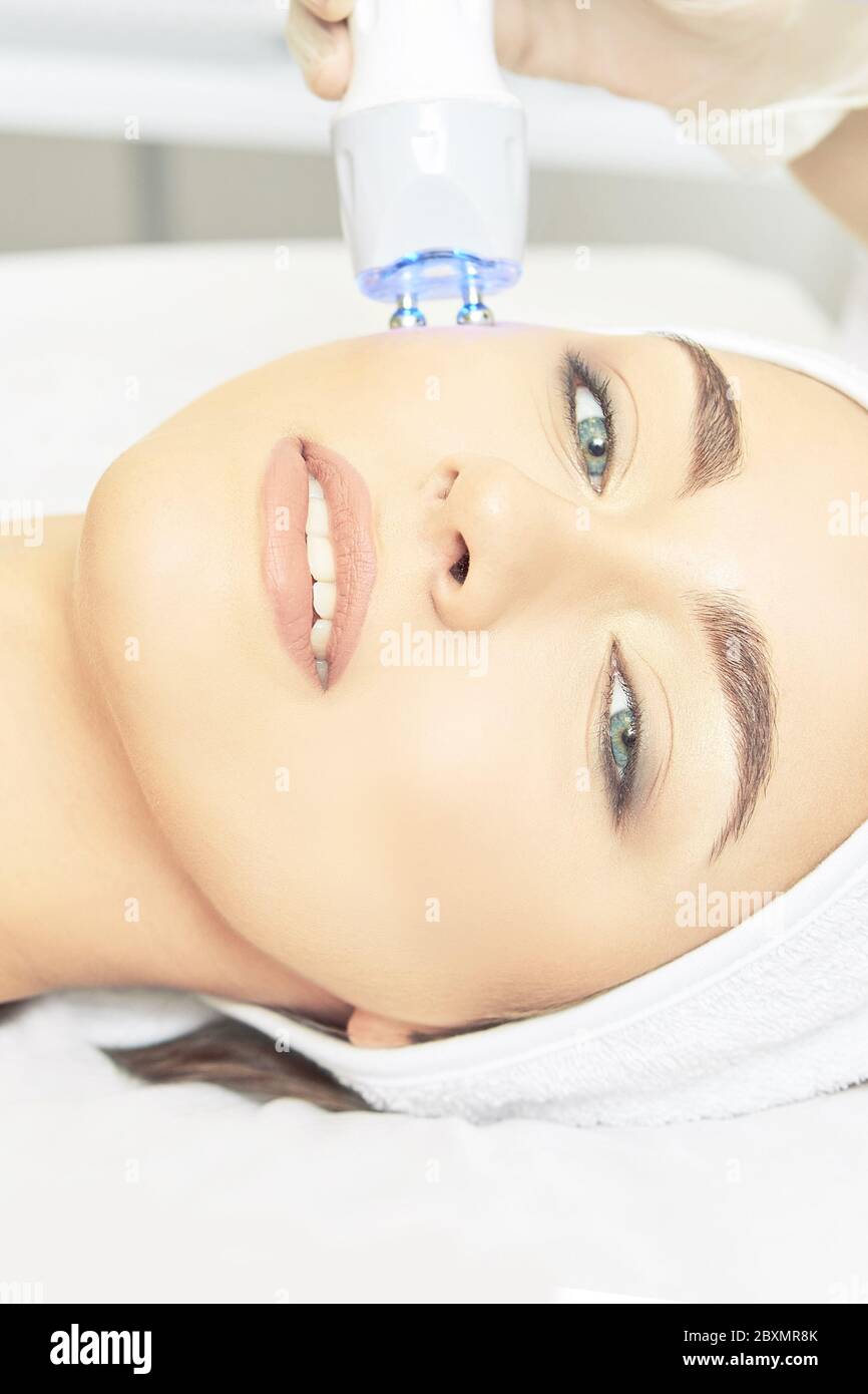 Light infrared therapy. Cosmetology head procedure. Beauty woman face ...