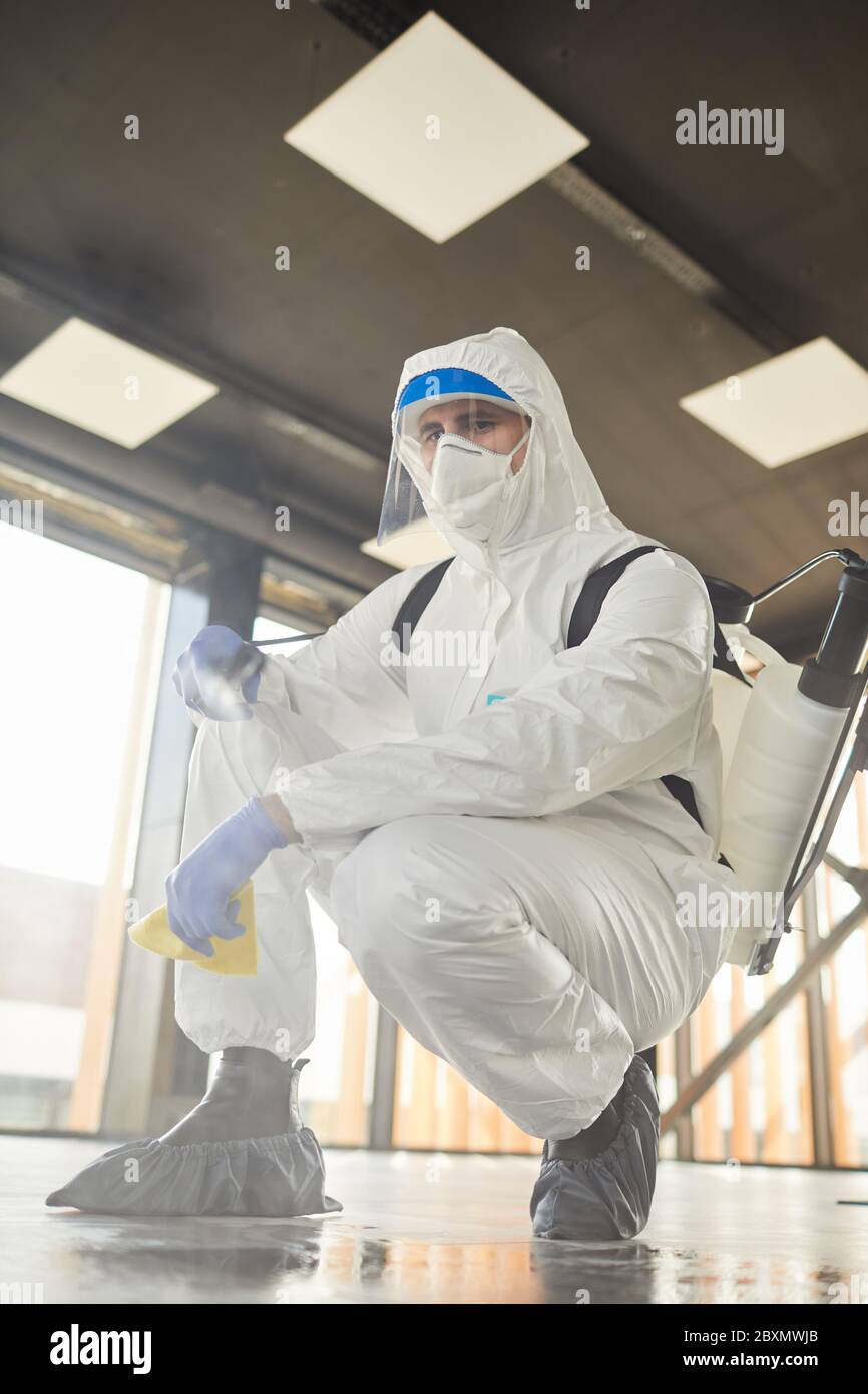 Vertical cleaning worker hi-res stock photography and images - Alamy