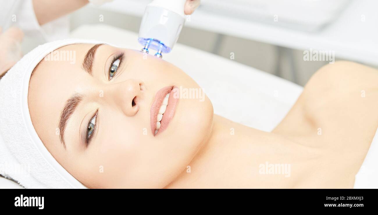 Light infrared therapy. Cosmetology head procedure. Beauty woman face ...