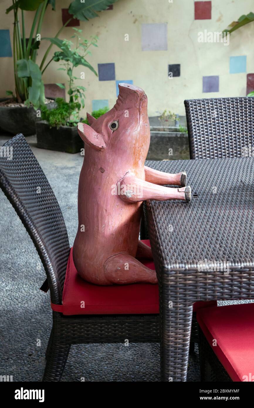 Wooden pig waiting at restaurant table Stock Photo - Alamy