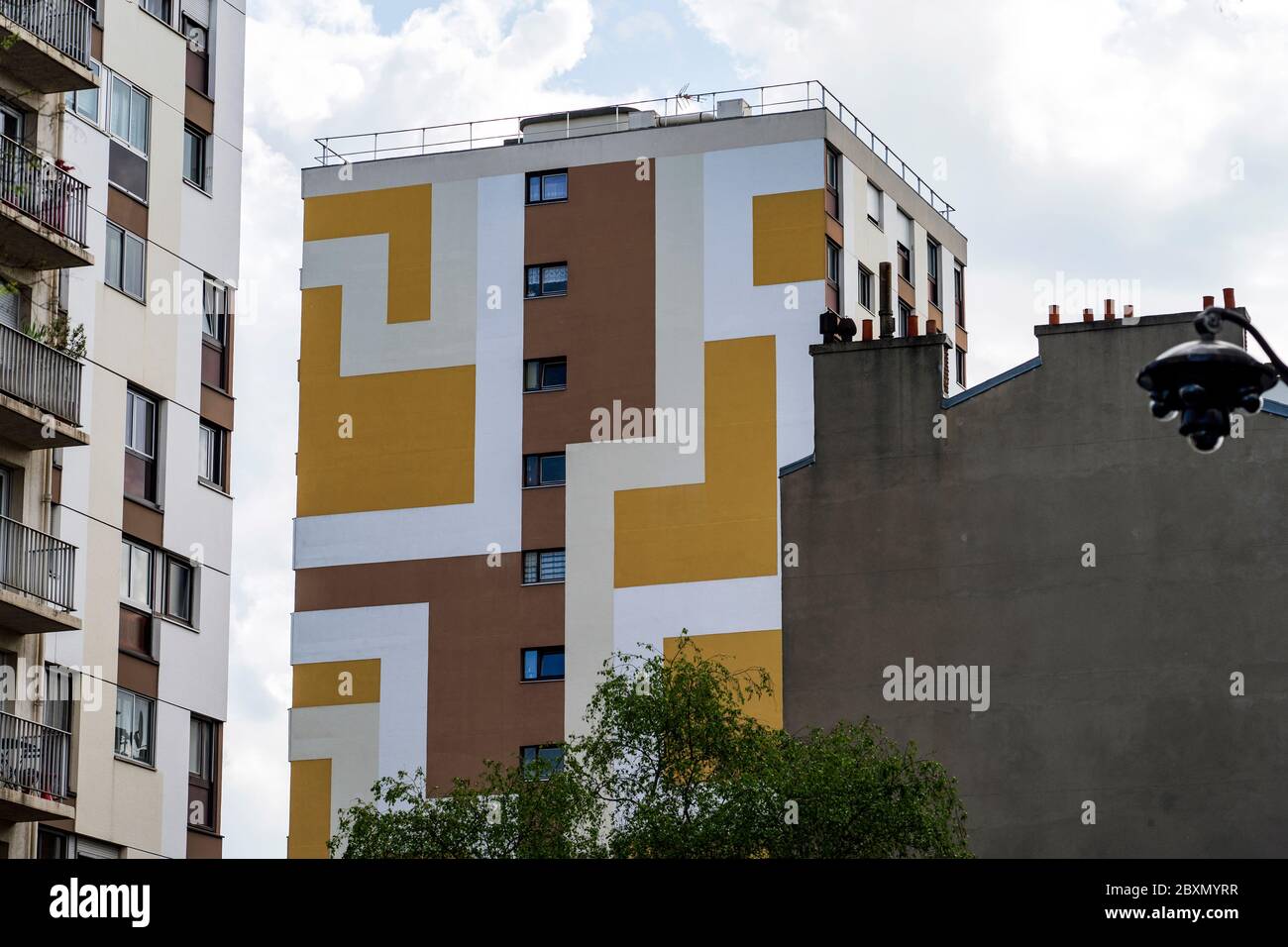 Urban building view sunny weather Stock Photo - Alamy