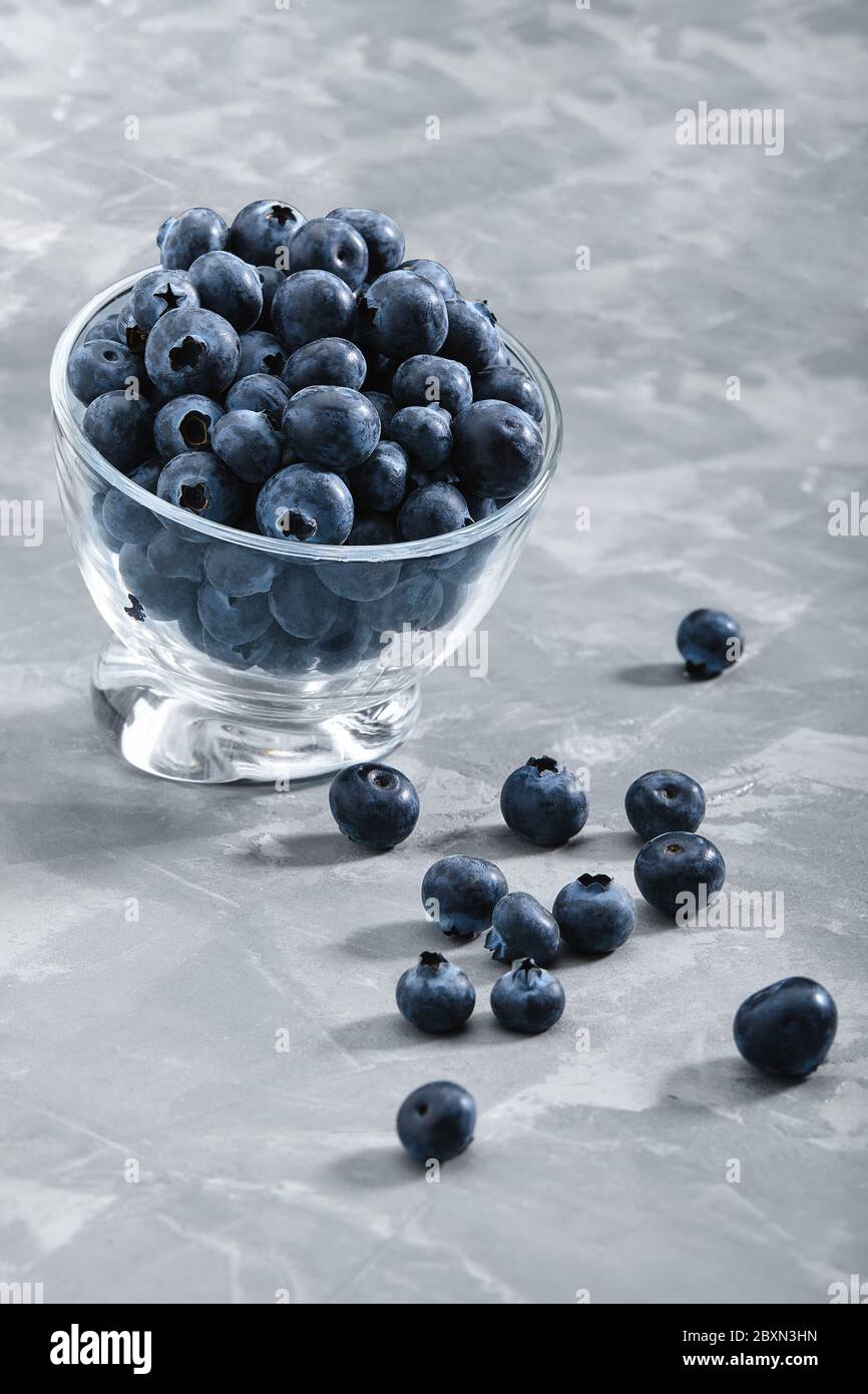 Blueberry gray background. Close-up, ripe blueberry berries on a gray ...