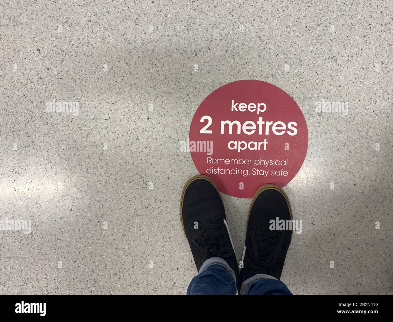 Social distancing floor signs hi-res stock photography and images - Alamy