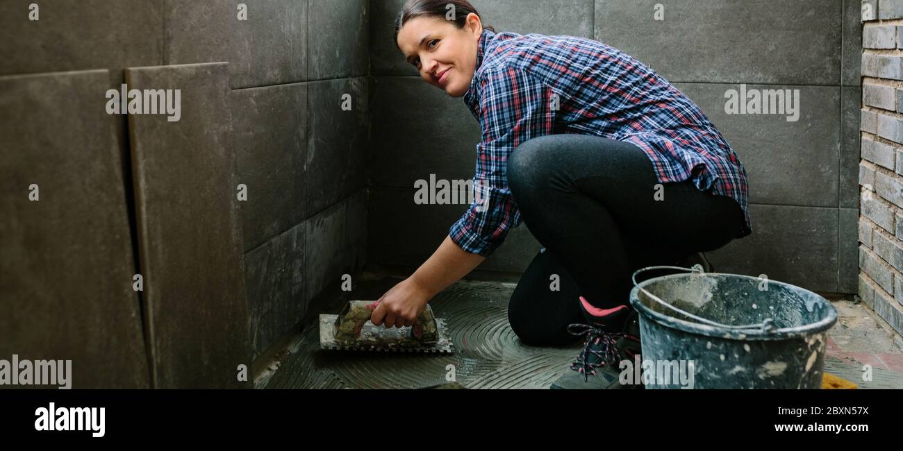 Installing floor tile hi-res stock photography and images - Alamy