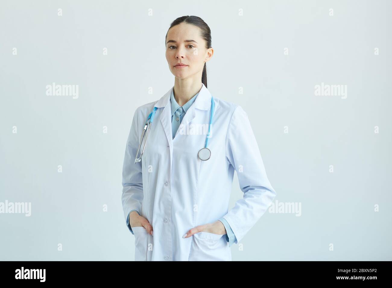 Doctor wearing lab coat hi-res stock photography and images - Alamy