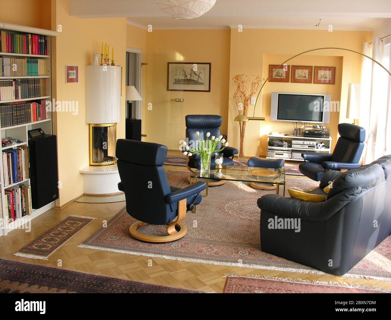 Room with gas lamp hi-res stock photography and images - Alamy
