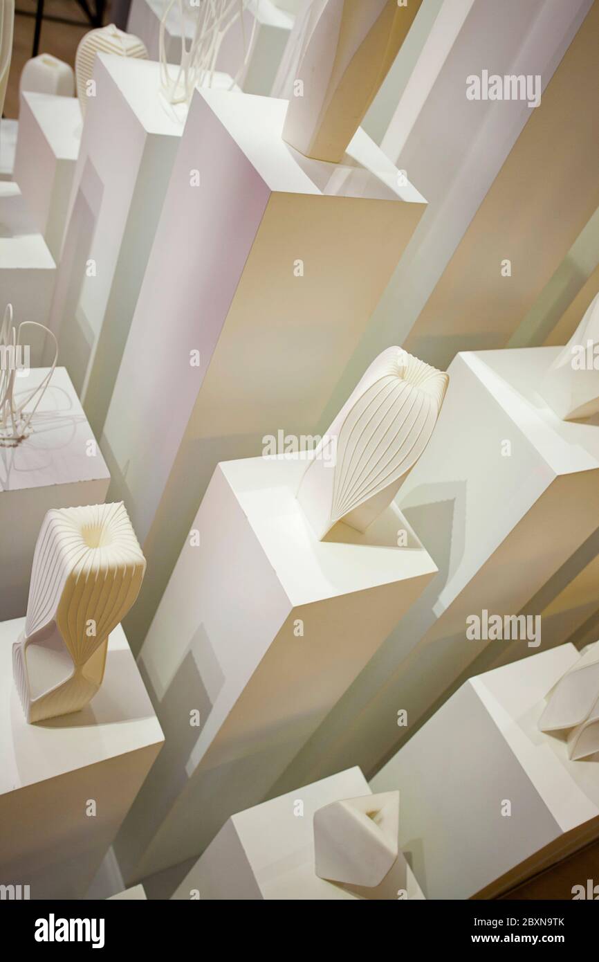 Modern white sculptures hi-res stock photography and images - Alamy