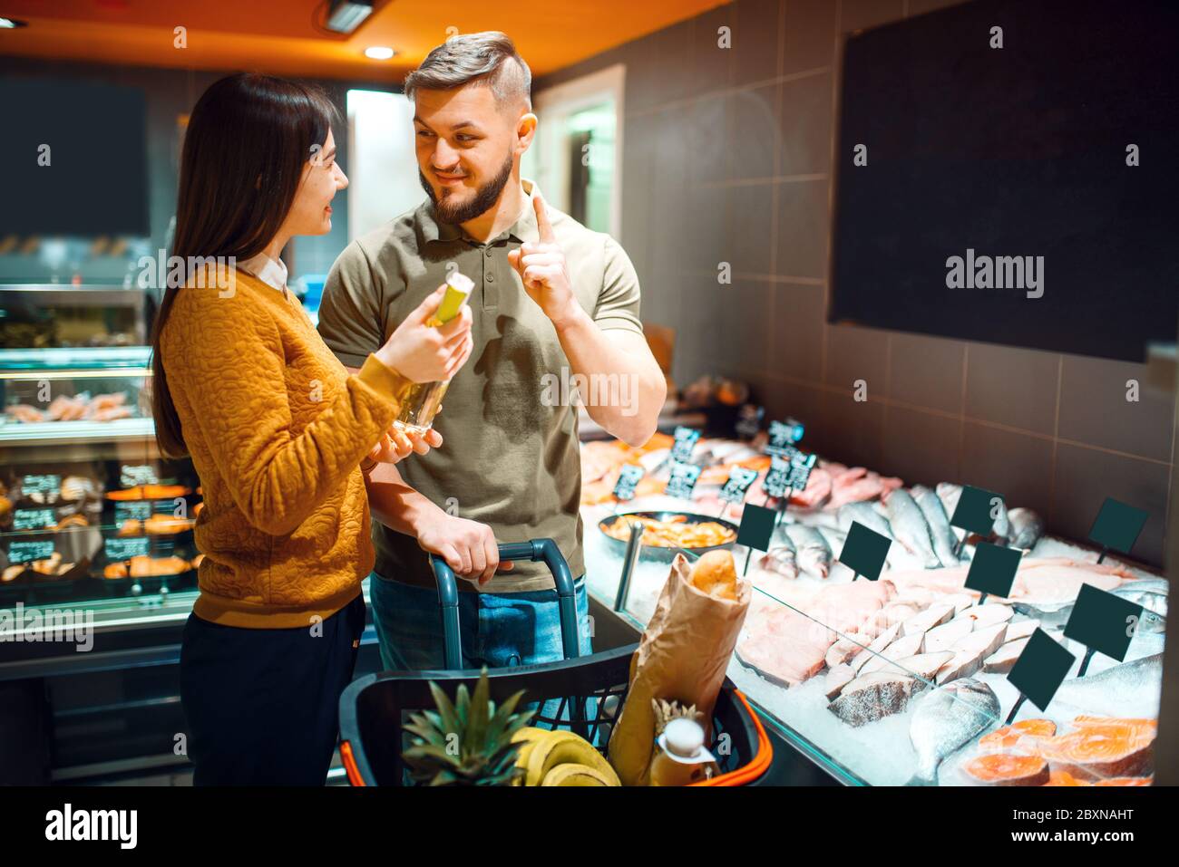 Meat aisle in grocery store hi-res stock photography and images - Alamy