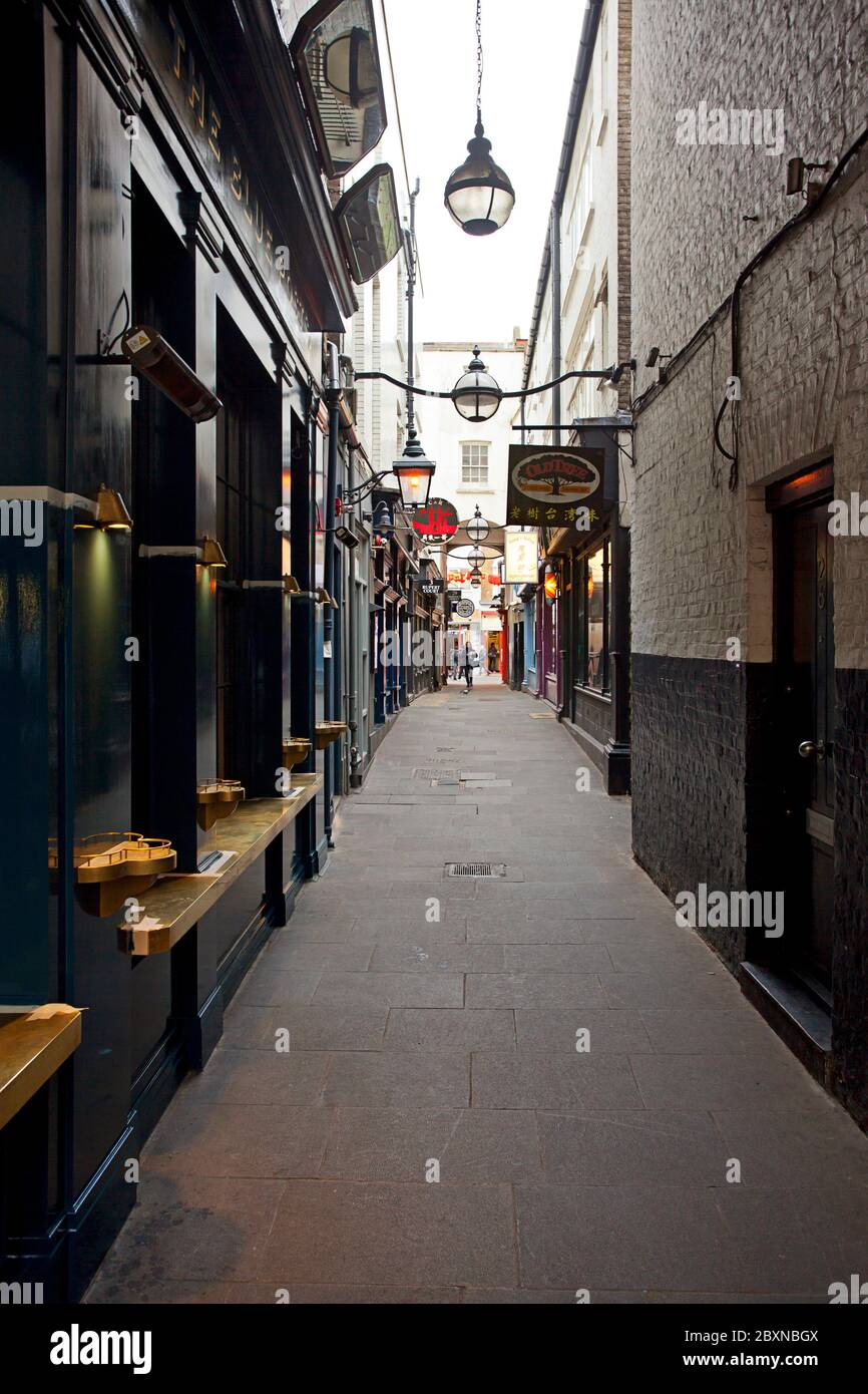 Tangs salon hi-res stock photography and images - Alamy