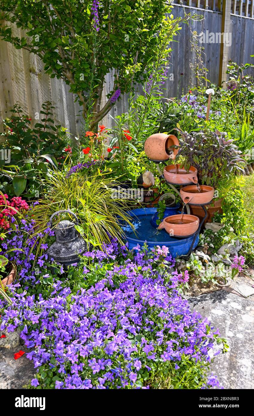 Water feature garden hi-res stock photography and images - Alamy