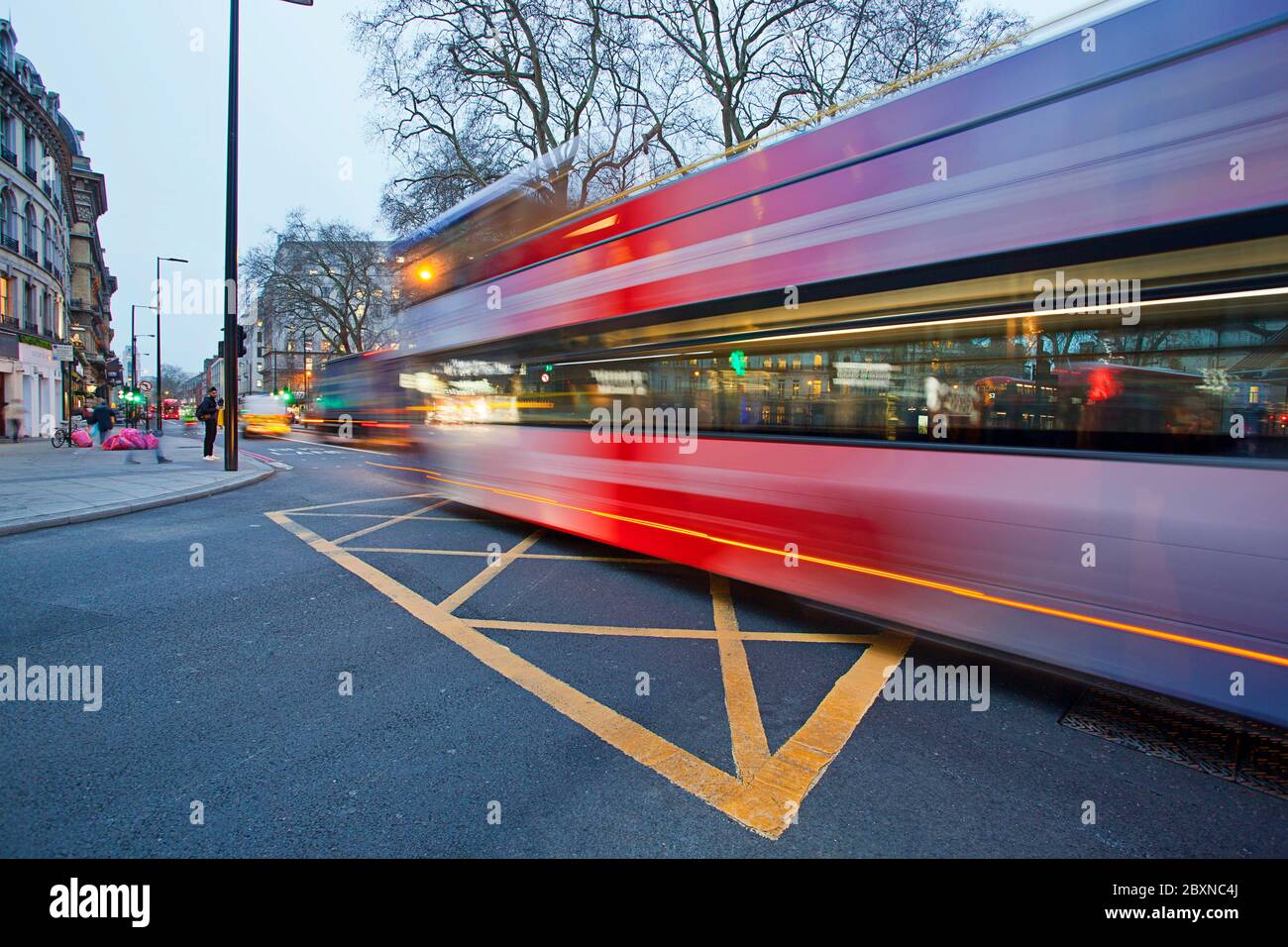 Slow shutter speed blur hi-res stock photography and images - Alamy