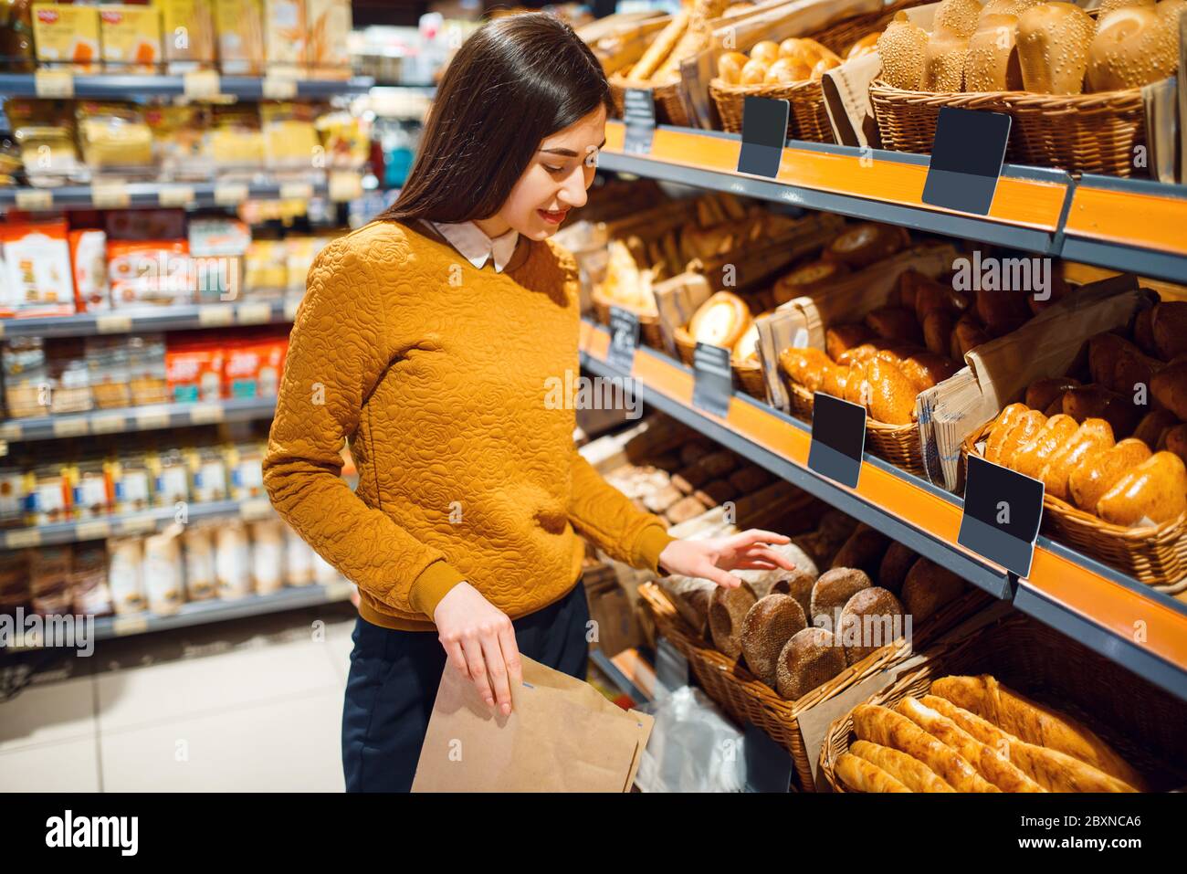 Grocery store bread aisle hi-res stock photography and images - Alamy