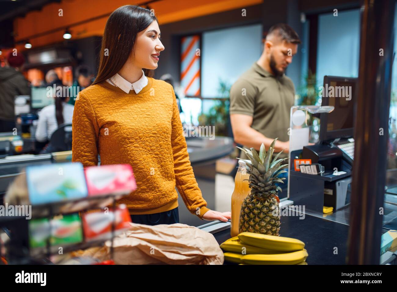 Family couple at the checkout in grocery store Stock Photo - Alamy