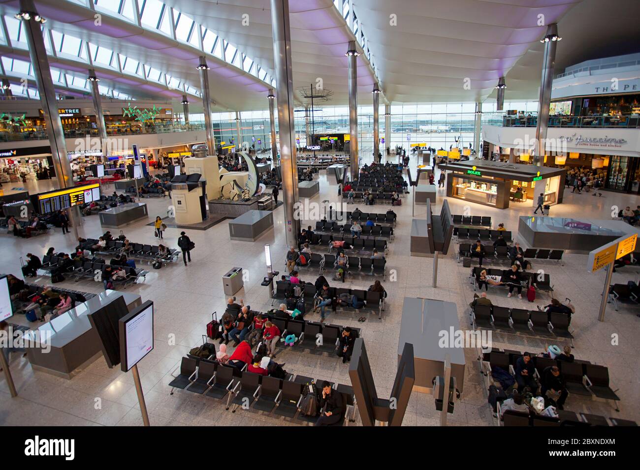 London heathrow airport waiting area hi-res stock photography and ...