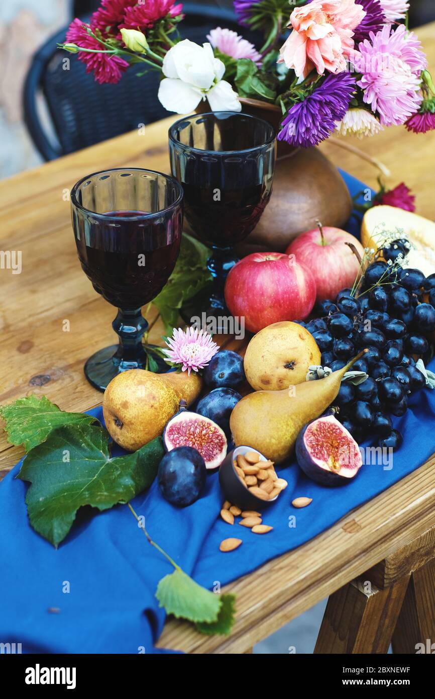 Vase with apples hi-res stock photography and images - Alamy