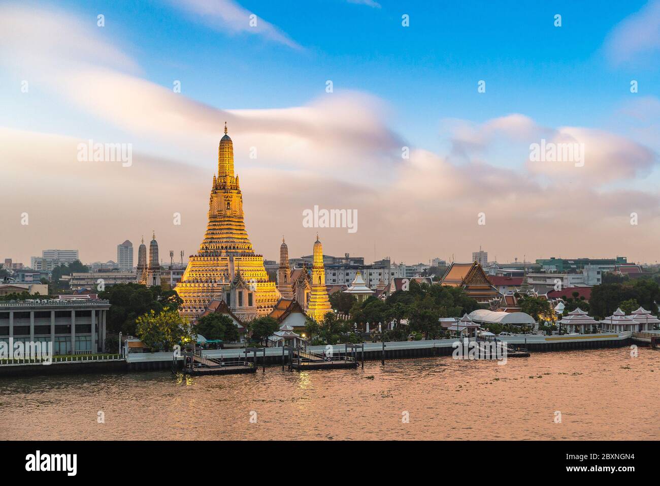 Panoramic aerial view of Wat Arun Temple at beautiful sunset in Bangkok ...
