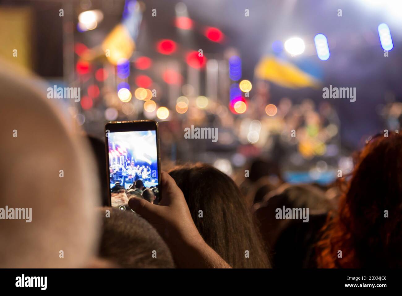 Crowd holding mobile phones hi-res stock photography and images - Alamy