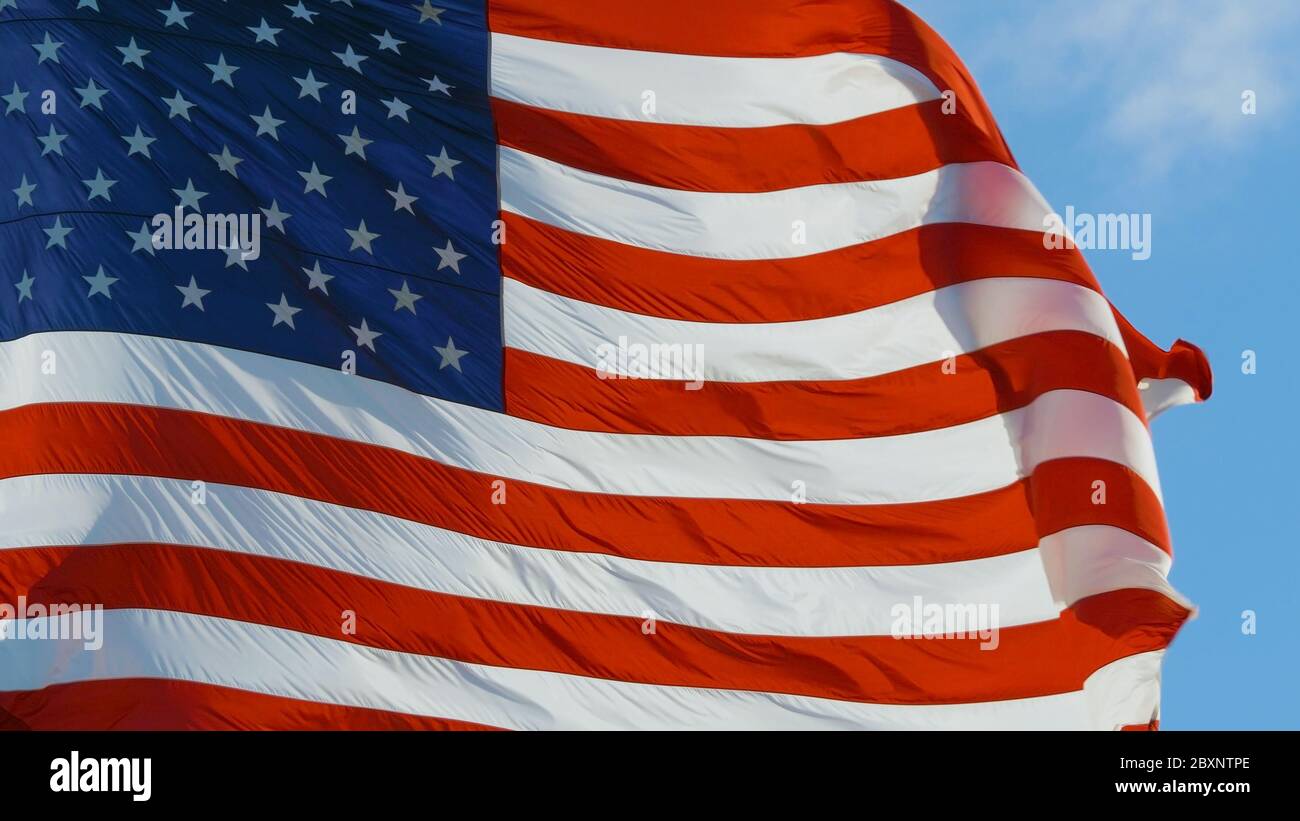 Large american flag hi-res stock photography and images - Alamy