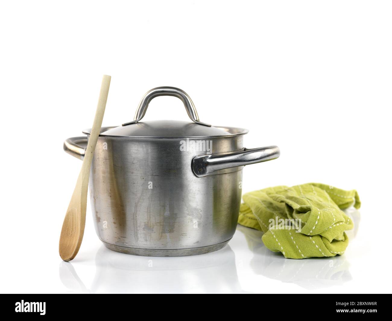 Sauce pans hi-res stock photography and images - Alamy