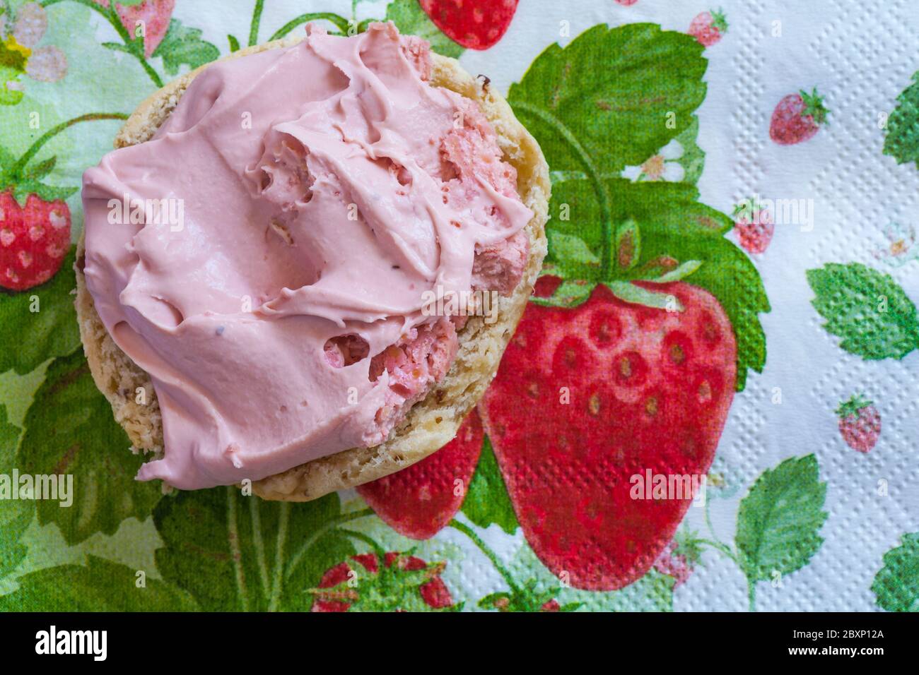 Clotted cream spread on scone hi-res stock photography and images - Alamy