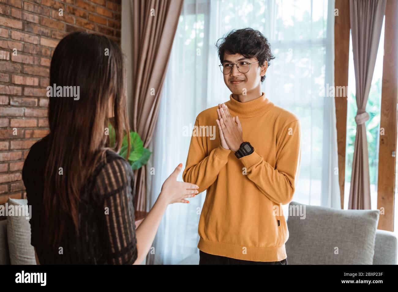 guest boy refuses to shake hands with the host of the young girl when ...
