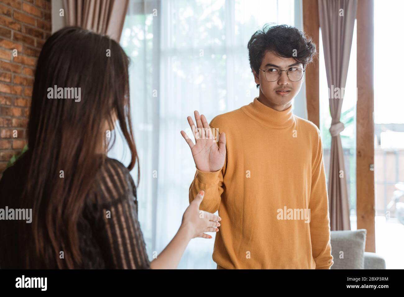 guest boy refuses to shake hands with the host of the young girl when ...