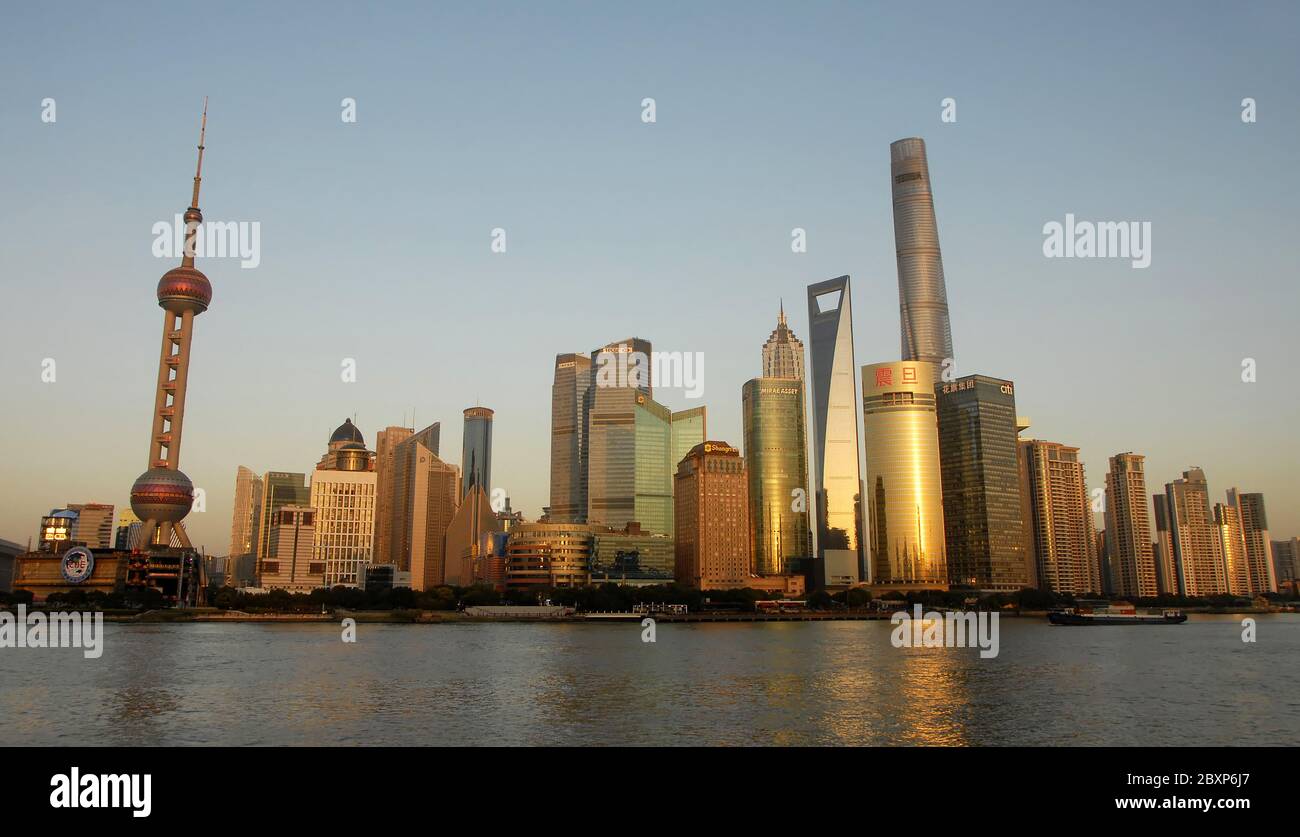 Shanghai business district skyline hi-res stock photography and images ...