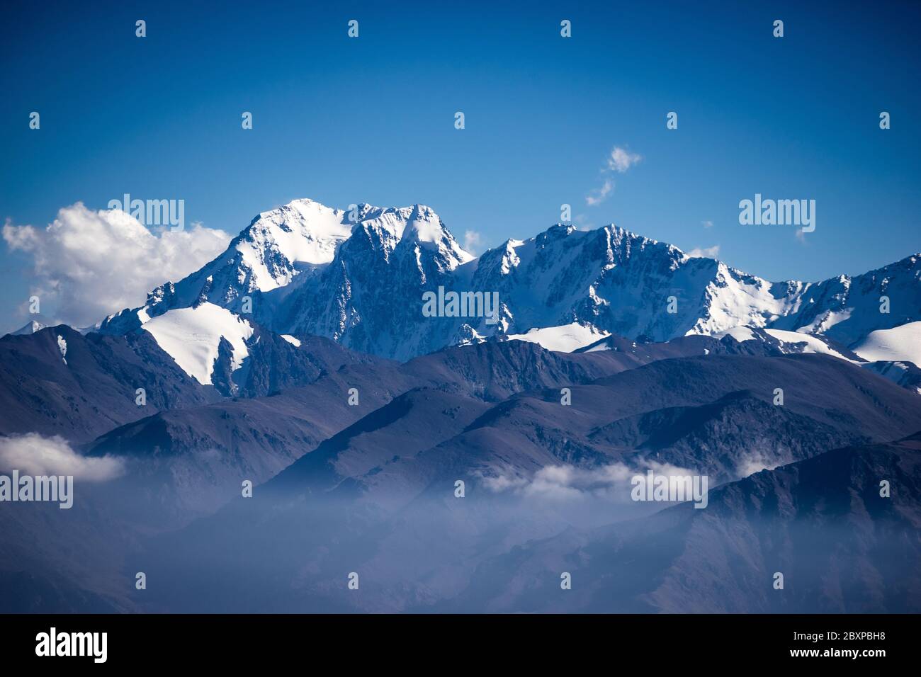 China xinjiang tianshan mountains hi-res stock photography and images ...