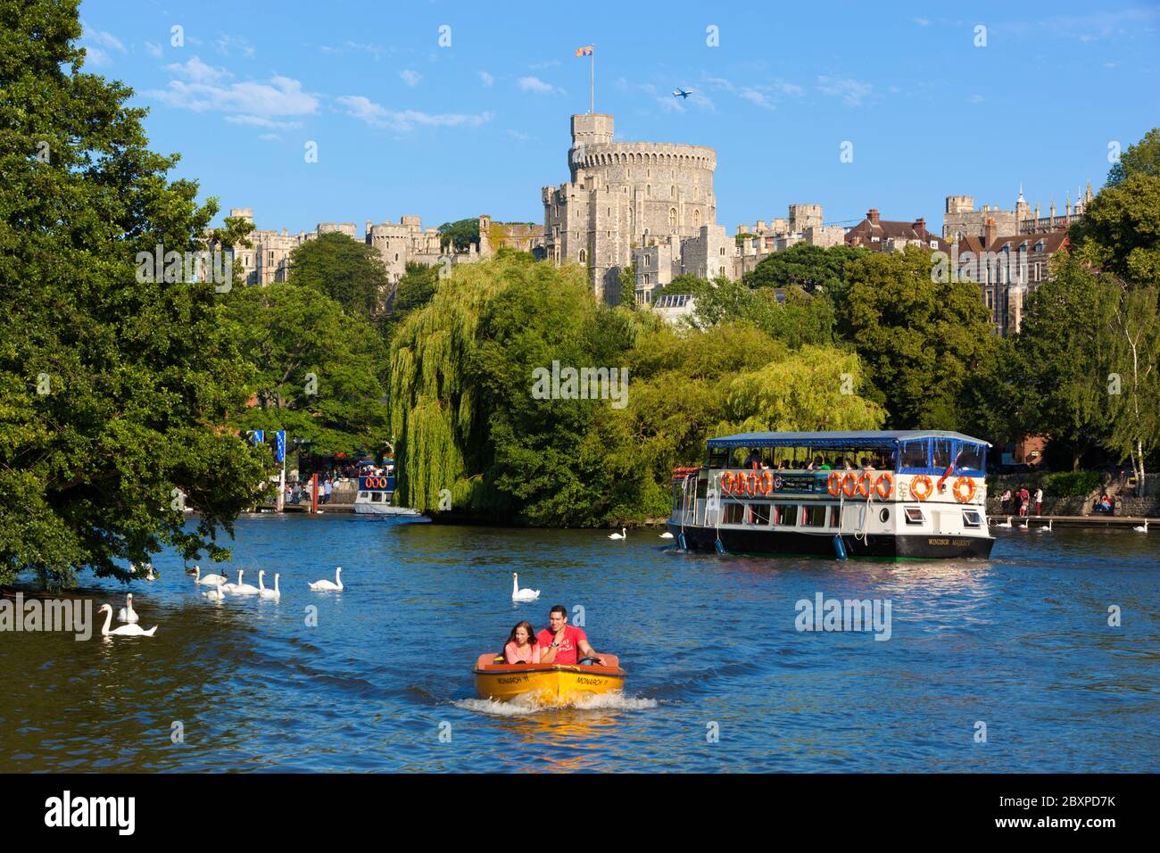 River Thames and Windsor Castle with sightseeing boats, Windsor ...