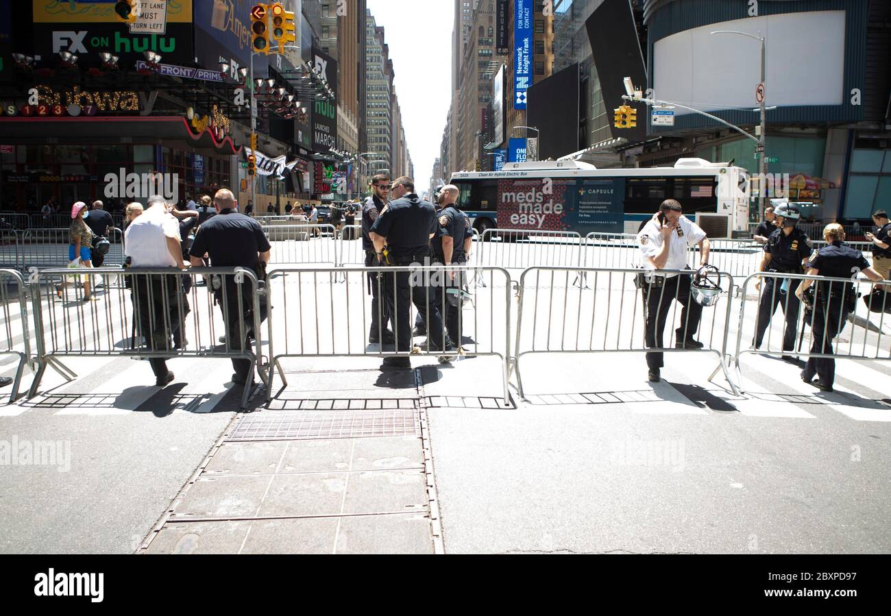 Nypd crowd control hi-res stock photography and images - Alamy