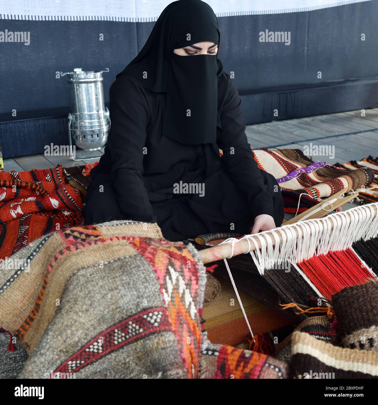 Sadu weaving saudi hi-res stock photography and images - Alamy