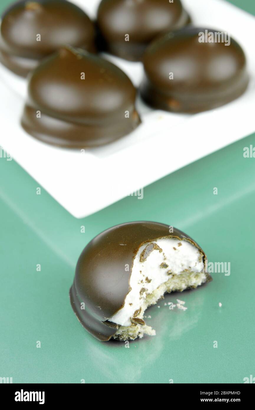 Marshmallow biscuits hi-res stock photography and images - Alamy
