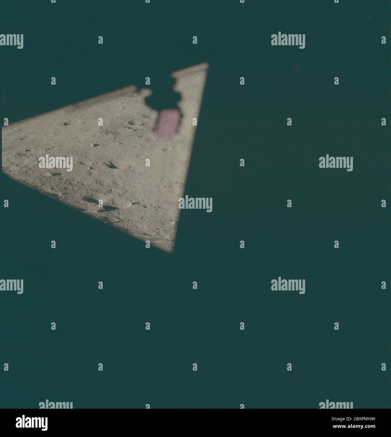 AS11-37-5526 - Apollo 11 - Apollo 11 Mission image - Lunar horizon from ...